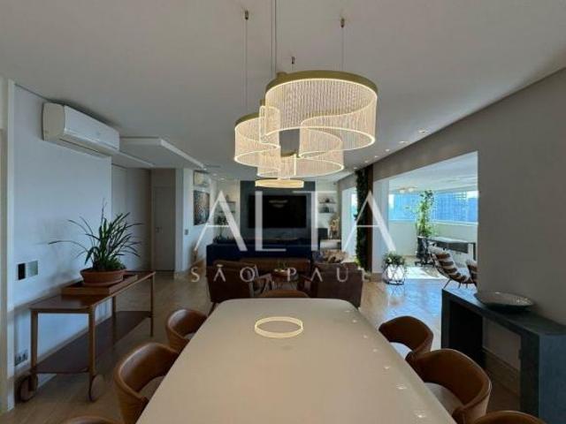 Lindo Apartamento à venda no Parque Panamby com 243m², 4 suítes e 4 vagas, pronto para Morar!