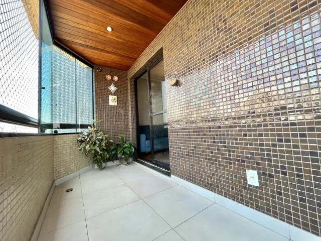 Lindo apartamento andar alto, 2 dormitórios com armários planejados, localização privilegiada!