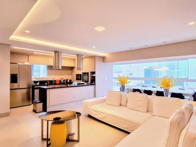 Lindo apartamento com 3 suítes, piscina aquecida privativa, 3 vagas, só 200 m da praia !