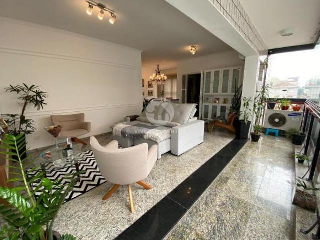 Lindo apartamento com duas suítes e duas vagas no coração do Embaré