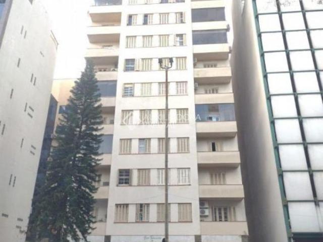 Apartamento á venda com localização privilegiada no Centro Histórico de Porto Alegre, em prédio trad