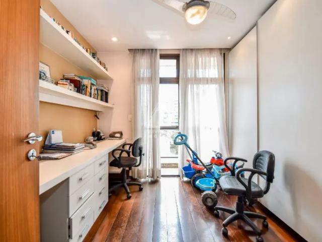 Lindo apartamento com varandão em rua tranquila nas Laranjeiras