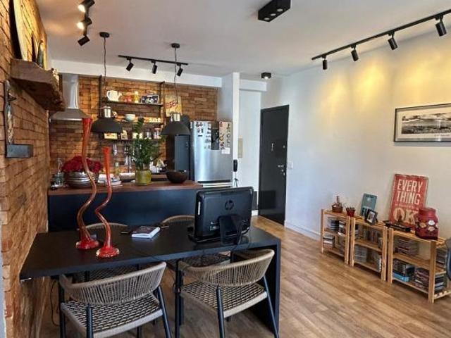 Lindo apartamento de 74m2 c/ 02 dormitórios, suíte com varanda e 02 banheiros