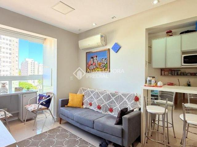 Lindo apartamento de 2 dormitórios, sendo 1 suíte, com sacada e churrasqueira