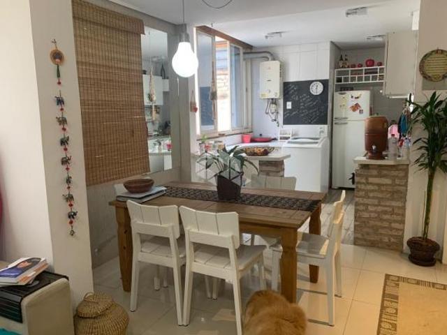Apartamento de 02 dormitórios no bairro Menino Deus