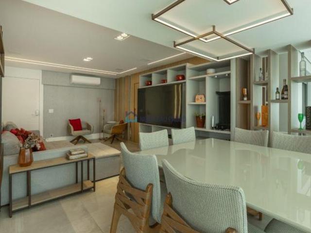 Lindo apartamento em andar alto, varanda gourmet e 2 vagas de garagem!