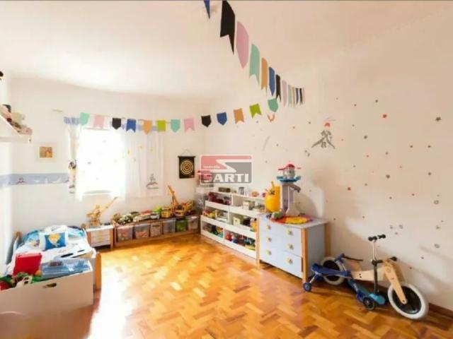 Lindo apartamento muito conservado, pisos em tacos e pintura nova, 1 por andar, r$ 1.200.000,00