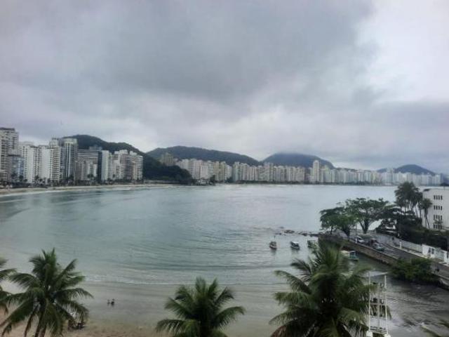 LINDO APARTAMENTO REFORMADO DE FRENTE PARA A PRAIA