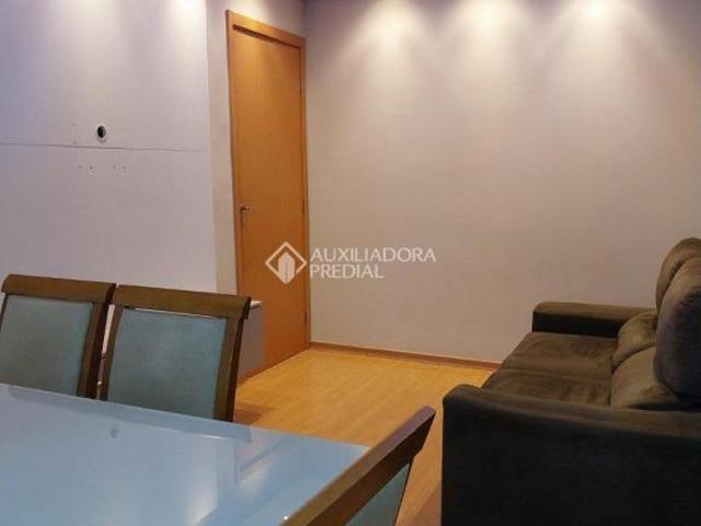 Lindo apartamento semi mobiliado, porcelanato das áreas frias e laminado nos dois quartos