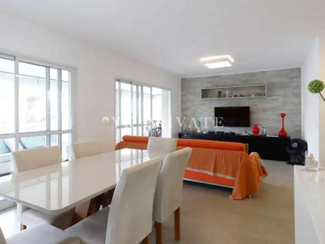 Lindo Apto de 201m² com 3 Suítes, 5 Banheiros e 4 Vagas de garagem