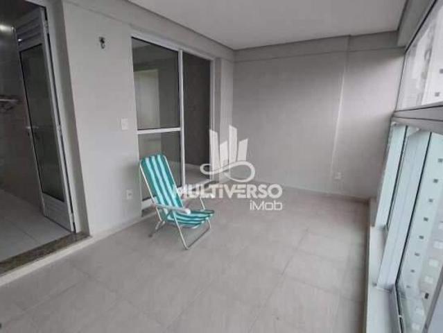 Lindo apto 2 dorm frente praia, andar alto, com varanda mobiliavel e armarios embutidos