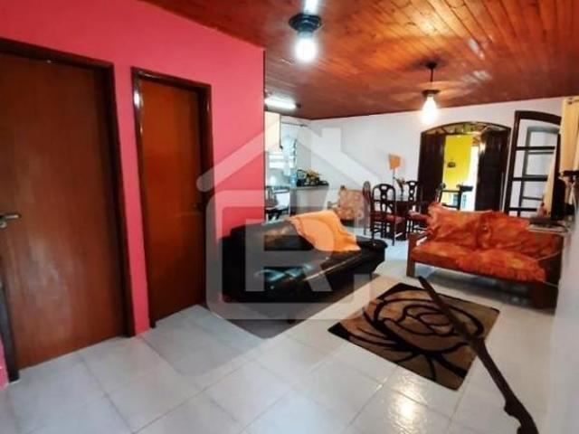 Lindo chalé com Lago e piscina dentro de condomínio