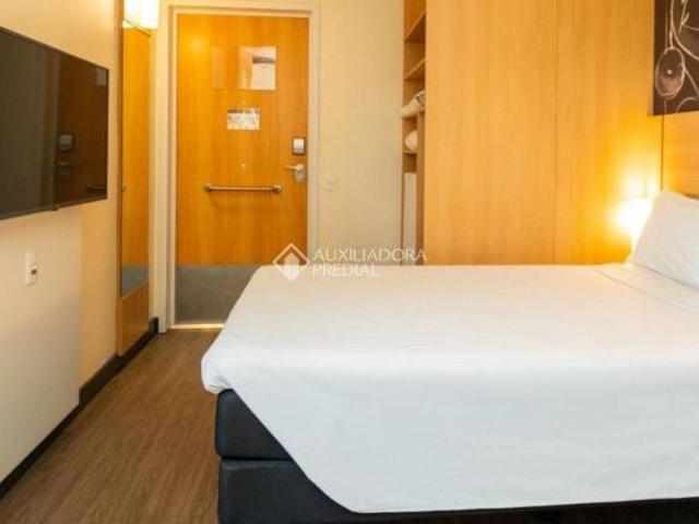 Lindo Flat da rede ÍBIS, 1 dormitório com suíte, infra, estacionamento próx Fiergs, aeroporto!