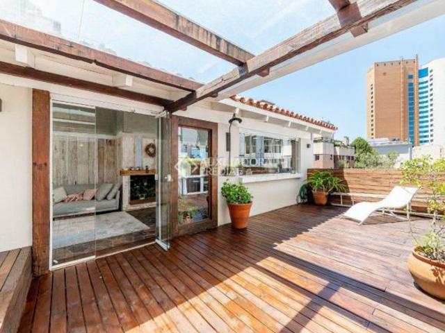 Lindo garden, todo reformado em frente à Praça Maurício Cardoso