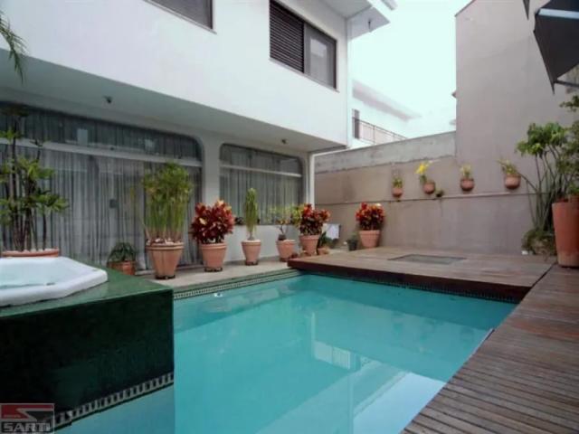 Lindo imóvel, isolado, 5 suítes 4 com closets 1 suíte master 4 vagas de garagem