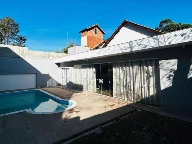 Lindo Imóvel com piscina, churrasqueira, suítes, muito verde! 250 m²