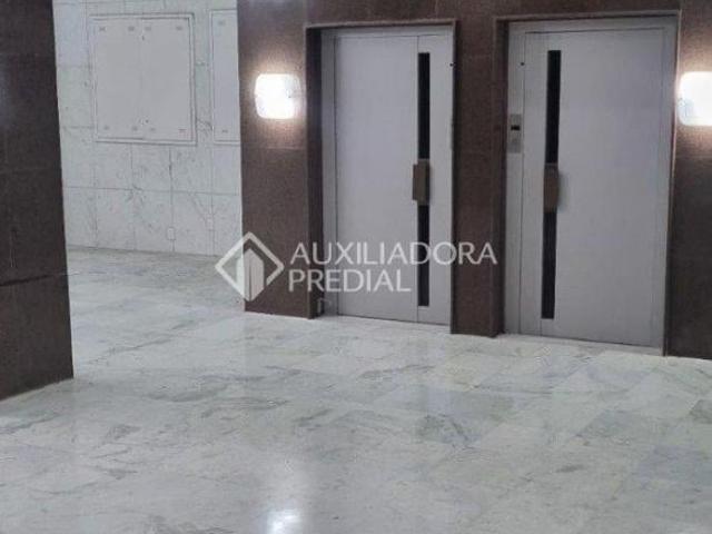 Lindo loft de frente com terraço. Andar alto próximo Santa Casa, UFRGS