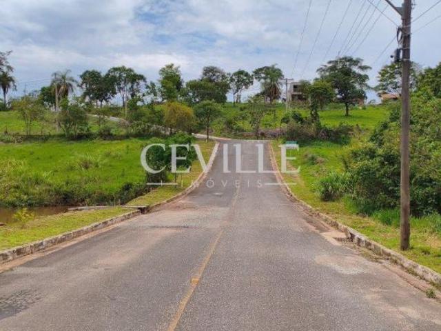 Lindo lote em condomínio com lago ao fundo