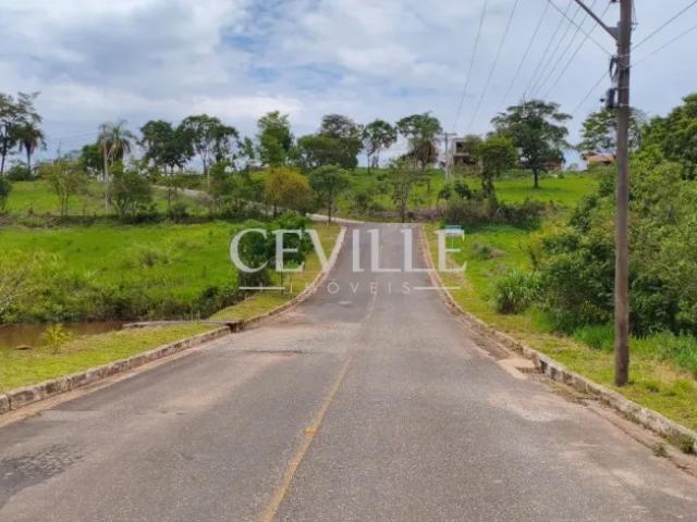 Lindo lote em condomínio com lago ao fundo