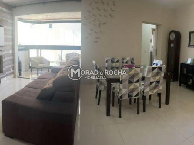 Lindo reformado, marcenaria completa e aquecedor central. Varandas nos quartos