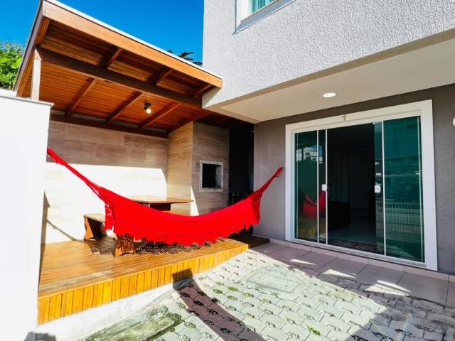 Lindo Residencial com Piscina na Praia de Mariscal Cód. 001