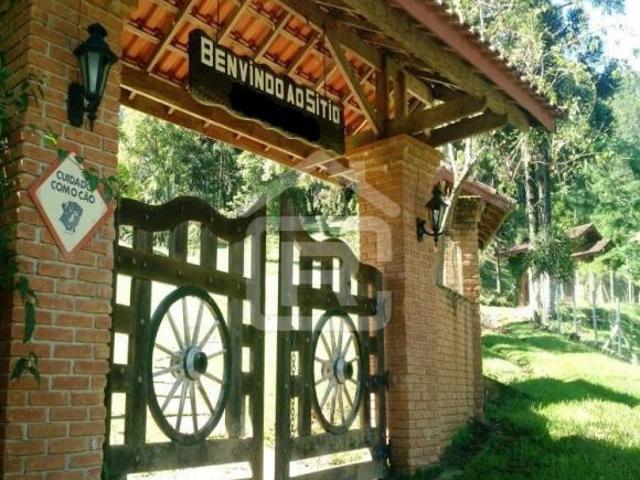 Lindo Sítio com casa de tijolinho á vista, piscina e lago