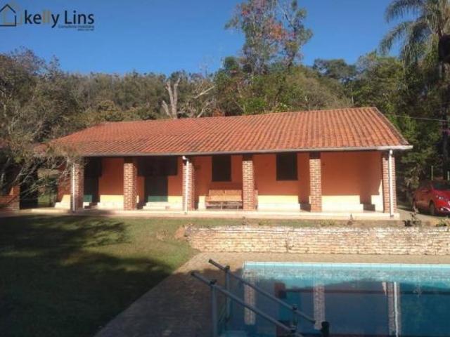 Lindo sítio com aproximadamente 23.340,00 m², rico em água, 03 dormitórios sendo 1 suíte, área gourm