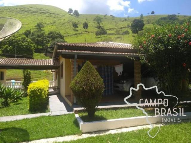 Lindo sítio com localização privilegiada! Casa boa, piscina e salão de jogos!