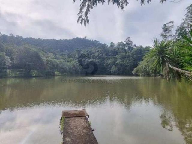 Lindo sitio com mais de 300.000 metros quadrados de área, 1.200 metros de area construída e 2 lagos