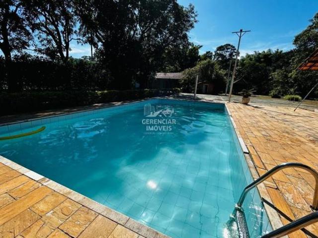 Lindo Sítio de 5500 m² com Água Corrente, 5 Quartos, 2 suítes e Piscina em Esmeraldas/MG!