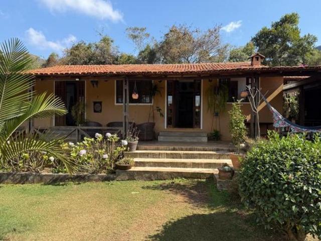 LÍNDO SÍTIO DE 1.000m² C/ CASA ESTILO RÚSTICO, ÁREA DE LAZER COM CHURRASQUEIRA E PISCINA À VENDA EM