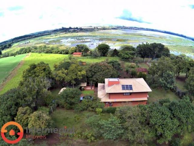 Lindo Sítio em meio a natureza, e á beira de represa em Itaí