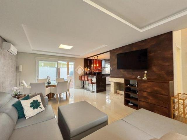 Lindo sobrado mobiliado com 3 suítes, piscina e espaço gourmet