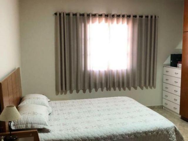 Lindo Sobrado no Centro da Vila Galvão com 03 dormitórios amplos, sendo 01 suíte, sala ampla, cozin