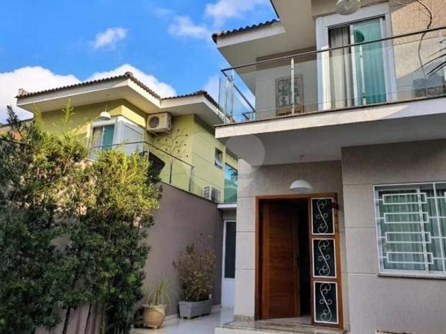 Lindo sobrado no Horto, 3 suítes, piscina com área gourmet, 4 vagas de garagem