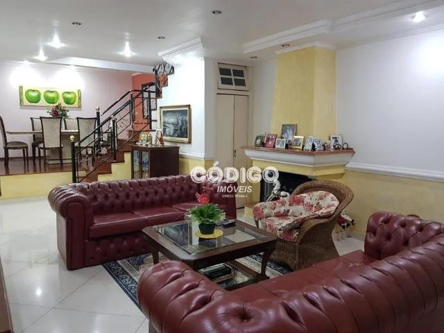 Lindo sobrado no Jardim Dourado com 3 quartos, sendo os 3 suítes, 2 vagas, 260 m² a. C. a venda por R