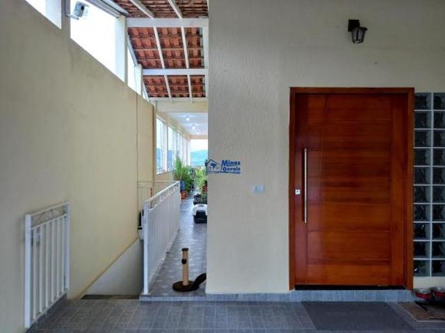 LINDO SOBRADO NO JARDIM REPÚBLICA, VENDE SE! Com 04 dormitórios, sendo 01 suíte, sala de estar em