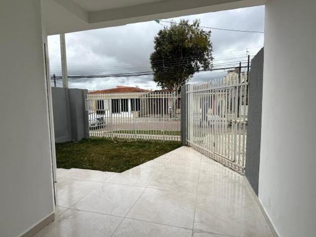 Lindo sobrado no sítio cercado com terraço