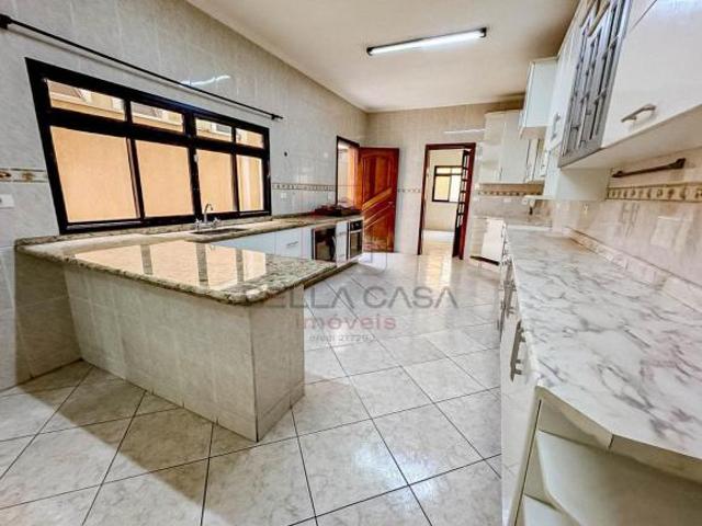 Lindo Sobrado no Sitio das Figueiras, cm 3 dormitorios e 3 suites, garagem para 6 carros