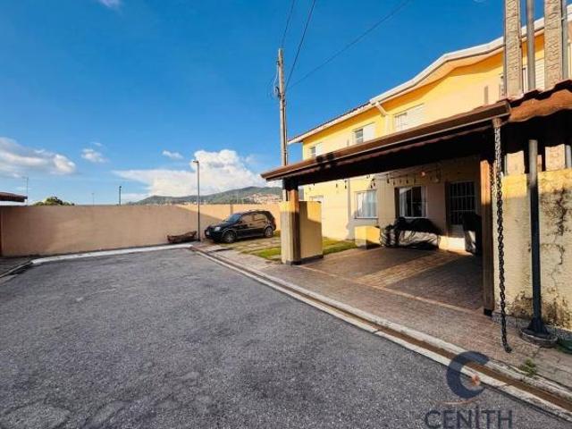 Lindo Sobrado no Villaggio Di Arezzo – 3 Dorms e Quintal com Churrasqueira