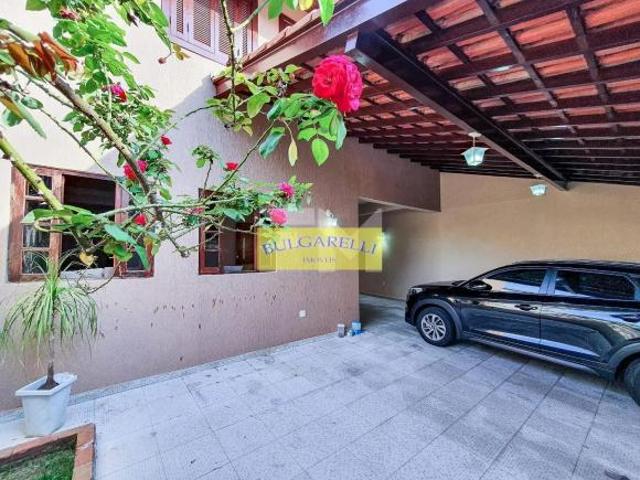 Lindo Sobrado à venda 4 Dormitorios Sendo 2 Suites Com Òtima Localização Bairro Jardim Santa Adelaid