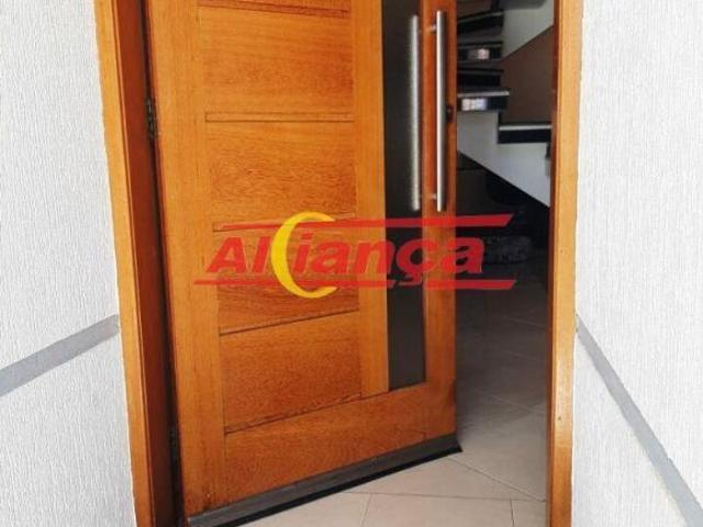 Lindo sobrado à venda com 220m², 3 suítes, churrasqueira e 4 vagas