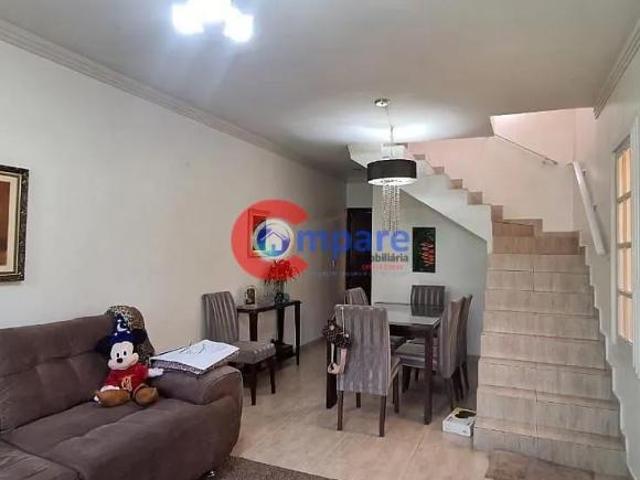 Lindo sobrado à venda, com 2 dormitórios e 2 vagas de garagem, além de um belo jardim, na região do