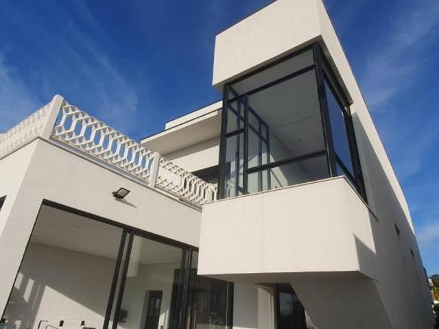 Lindo sobrado a venda no Condominio Colinas do Sol