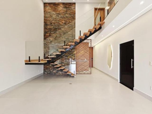 Lindo Sobrado com 4 Suítes, sendo 1 Master com Closet, Elevador, Adega, Piscina