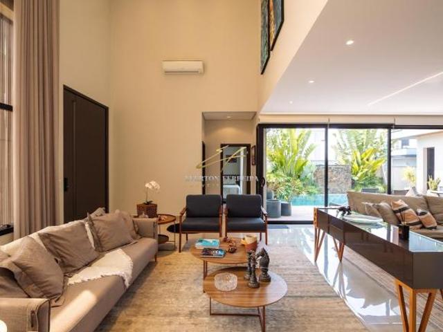 Lindo Sobrado com 4 Suítes, sendo 1 Master com Closet, Piscina com Cascata