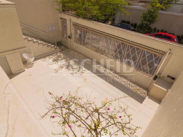 Lindo Sobrado com 05 dormitórios, 06 vagas de garagem e piscina