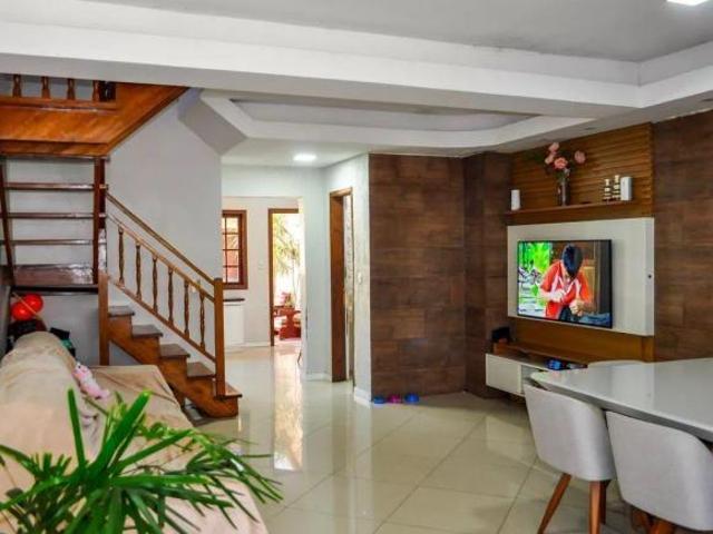 Lindo sobrado com 3 dormitórios á venda no bairro Hípica