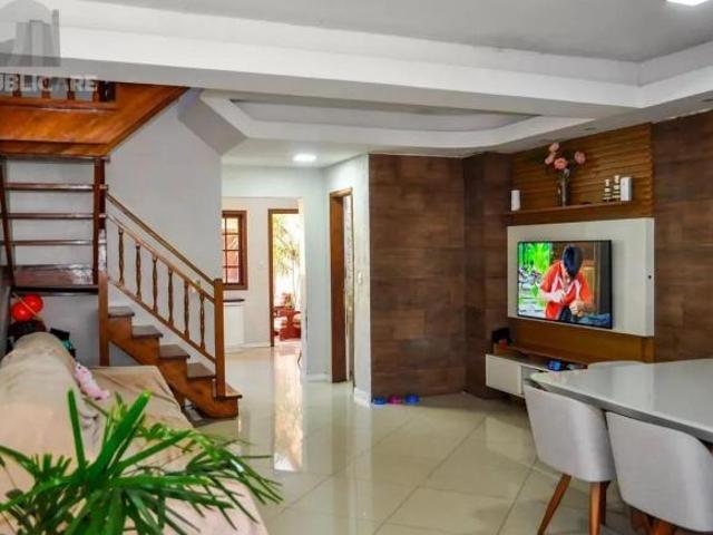 Lindo sobrado com 3 dormitórios á venda no bairro Hípica