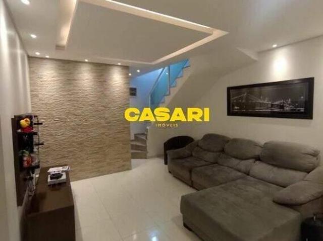 Lindo Sobrado com 3 Dormitórios e Acabamento Premium – Ótima Localização